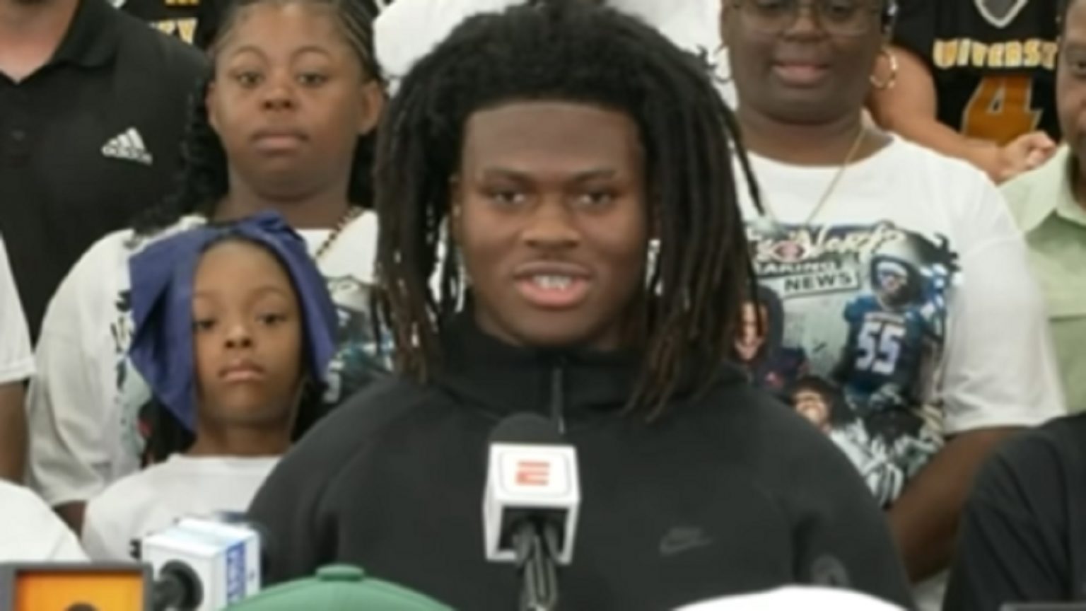 No. 1 recruit Lamar Brown to hold off on LSU signing | The Sports Cast